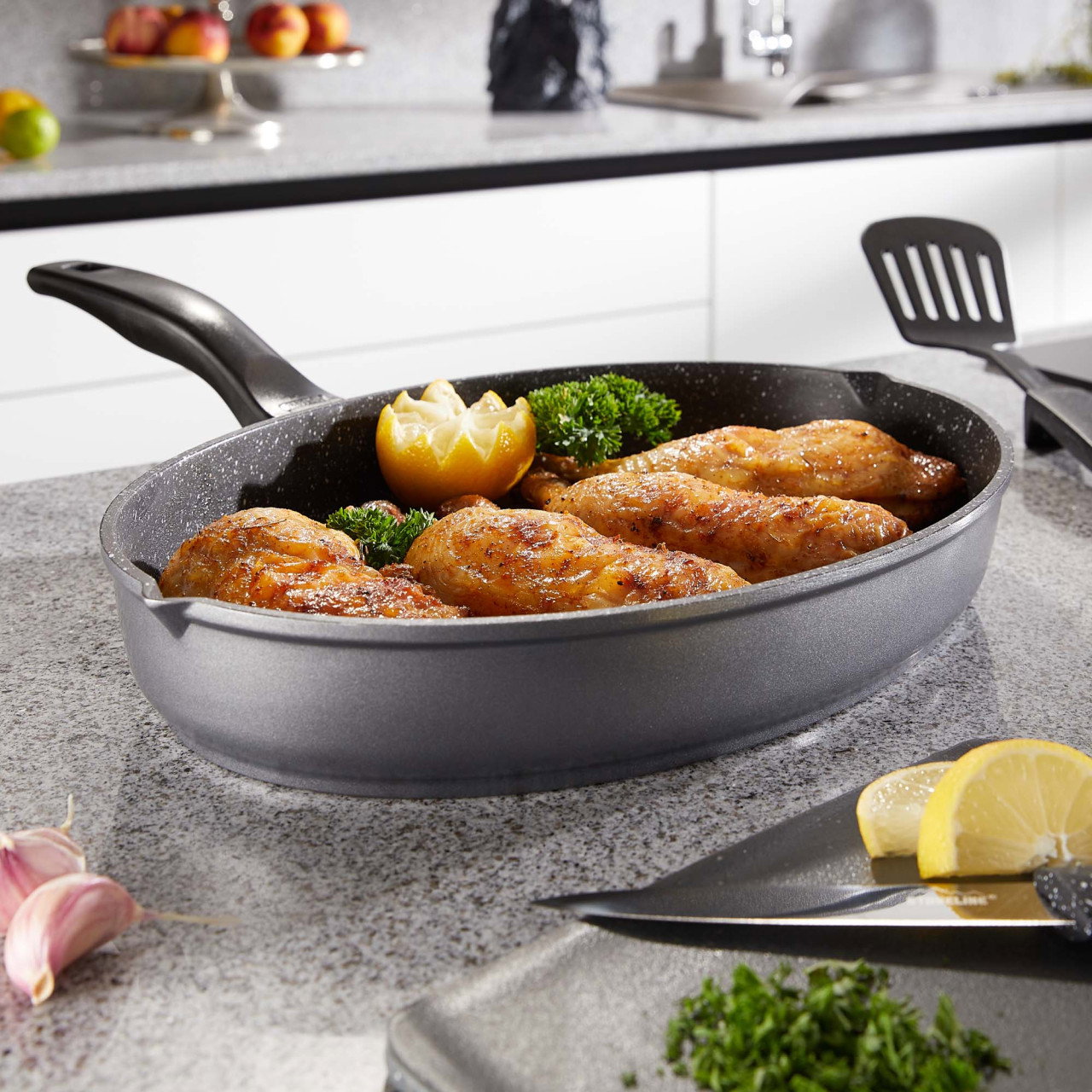 Perfekte Bratergebnisse: STONELINE® Fischpfanne 35x24 cm mit Deckel.