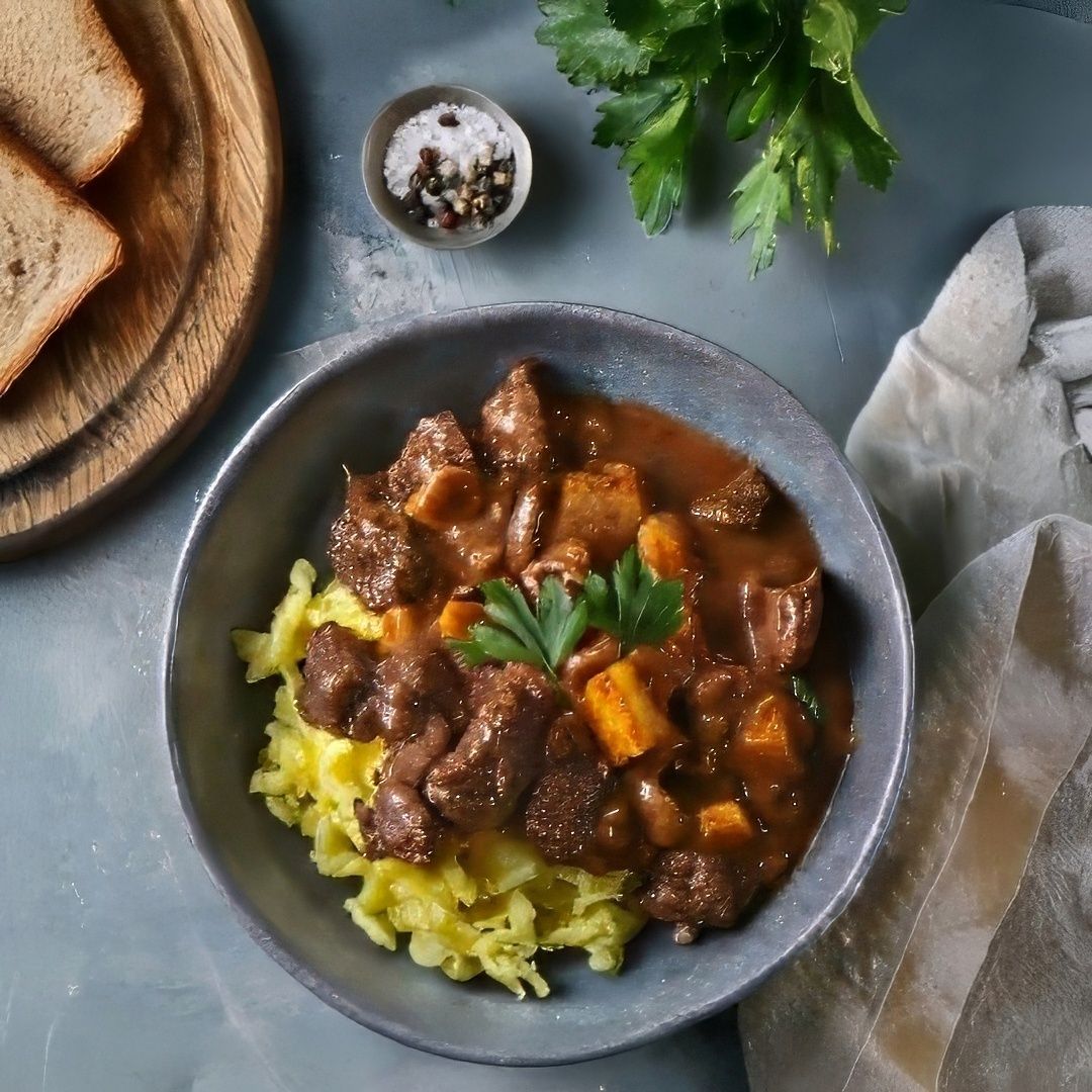 Gulasch mit Spätzle – Bestes Rezept für zartes Fleisch & hausgemachte ...