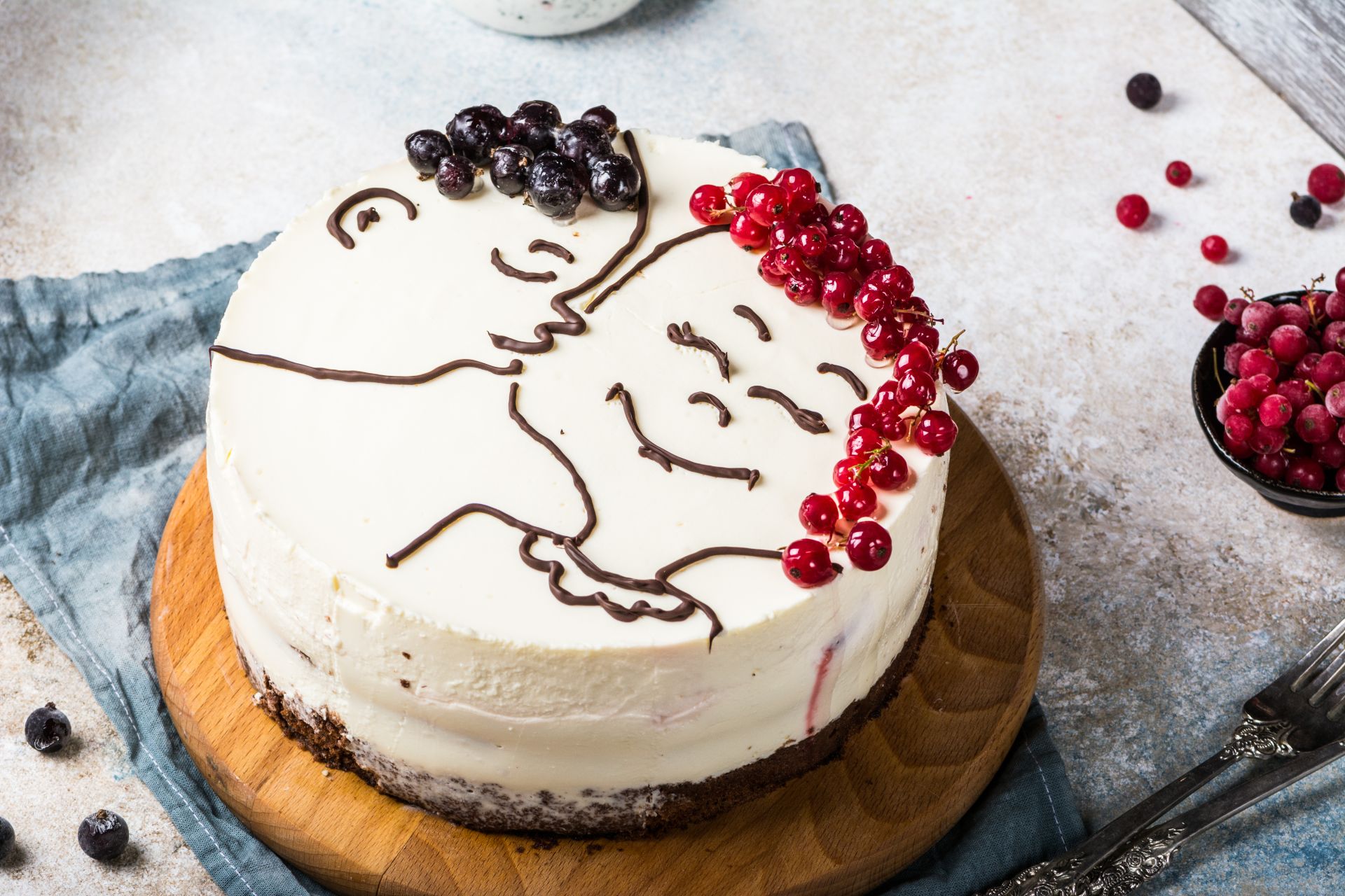 Chocolate and berry cake for Valentine's Day – a romantic recipe with ...